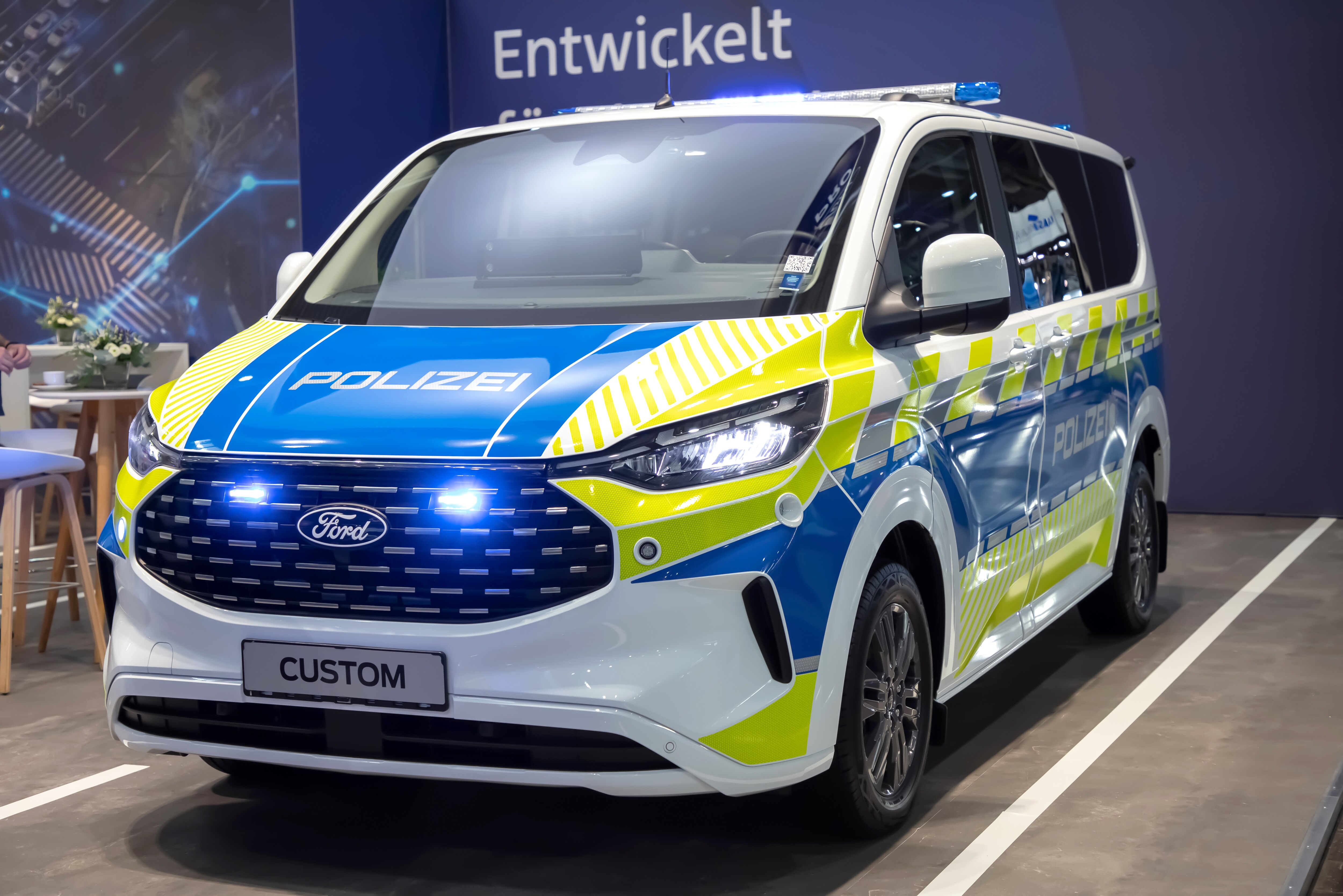400 Ford Tourneo Custom als neue Streifenwagen für Polizei Nordrhein ...