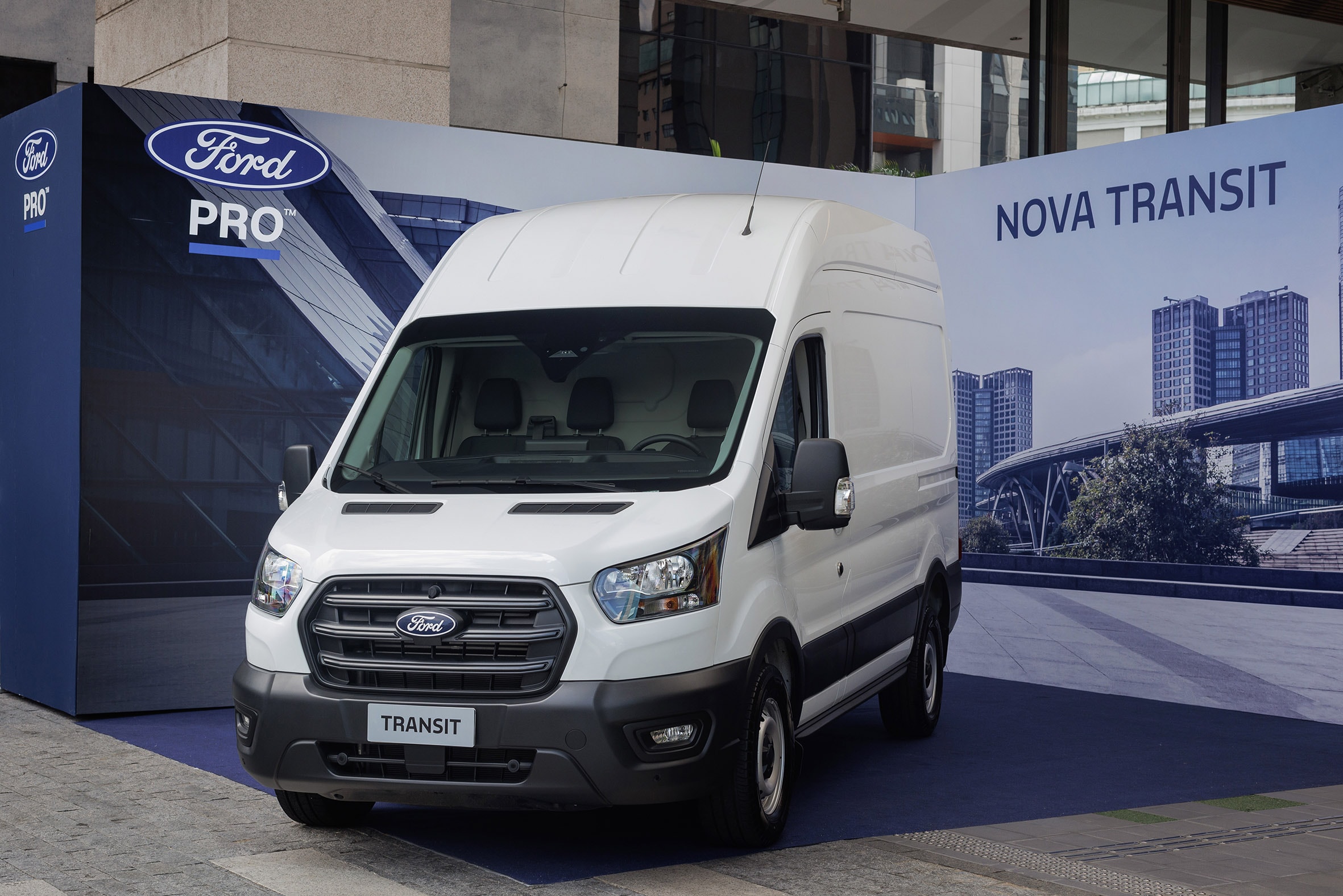 Capacidade de carga é destaque das novas versões da Ford Transit 2026 ...