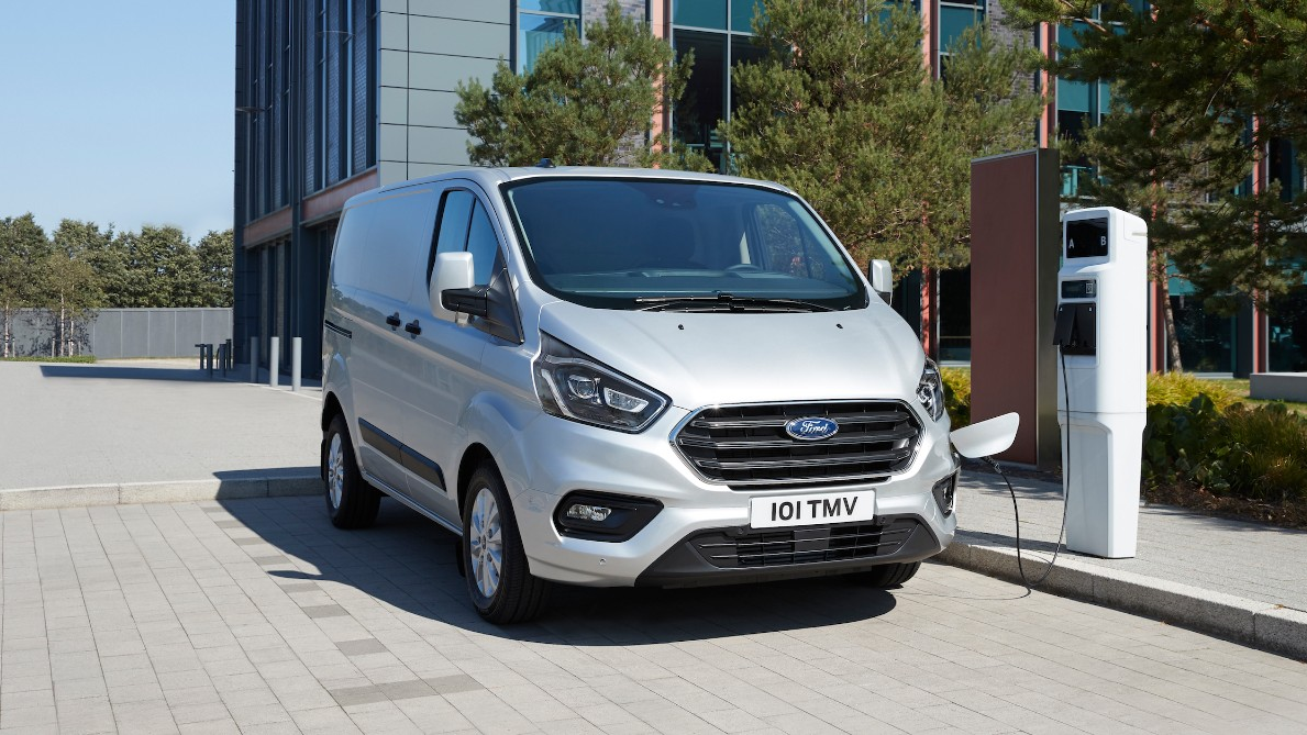 Ford annonce un grand utilitaire 100% électrique et le premier minibus ...