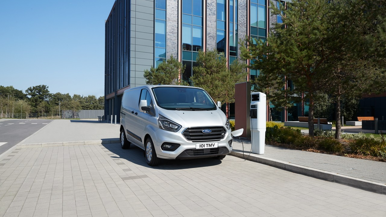 IAA Nutzfahrzeuge: Ford zeigt die Serienversion des Transit Custom mit ...