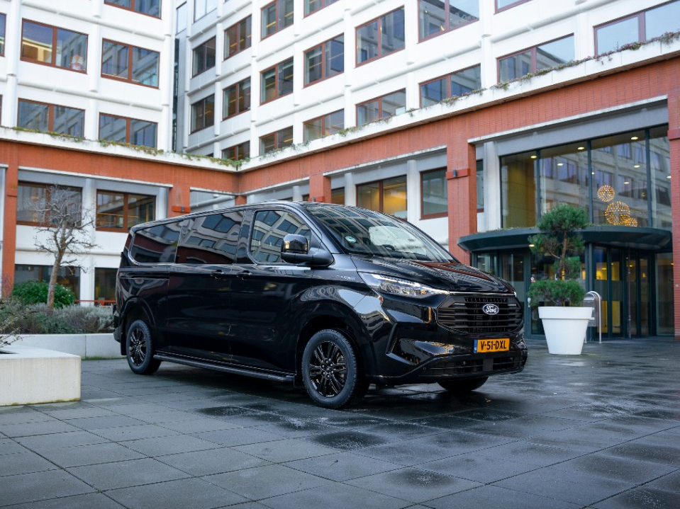 De Transit Custom Black Platinum: praktisch, luxe en stoer | Nederland ...