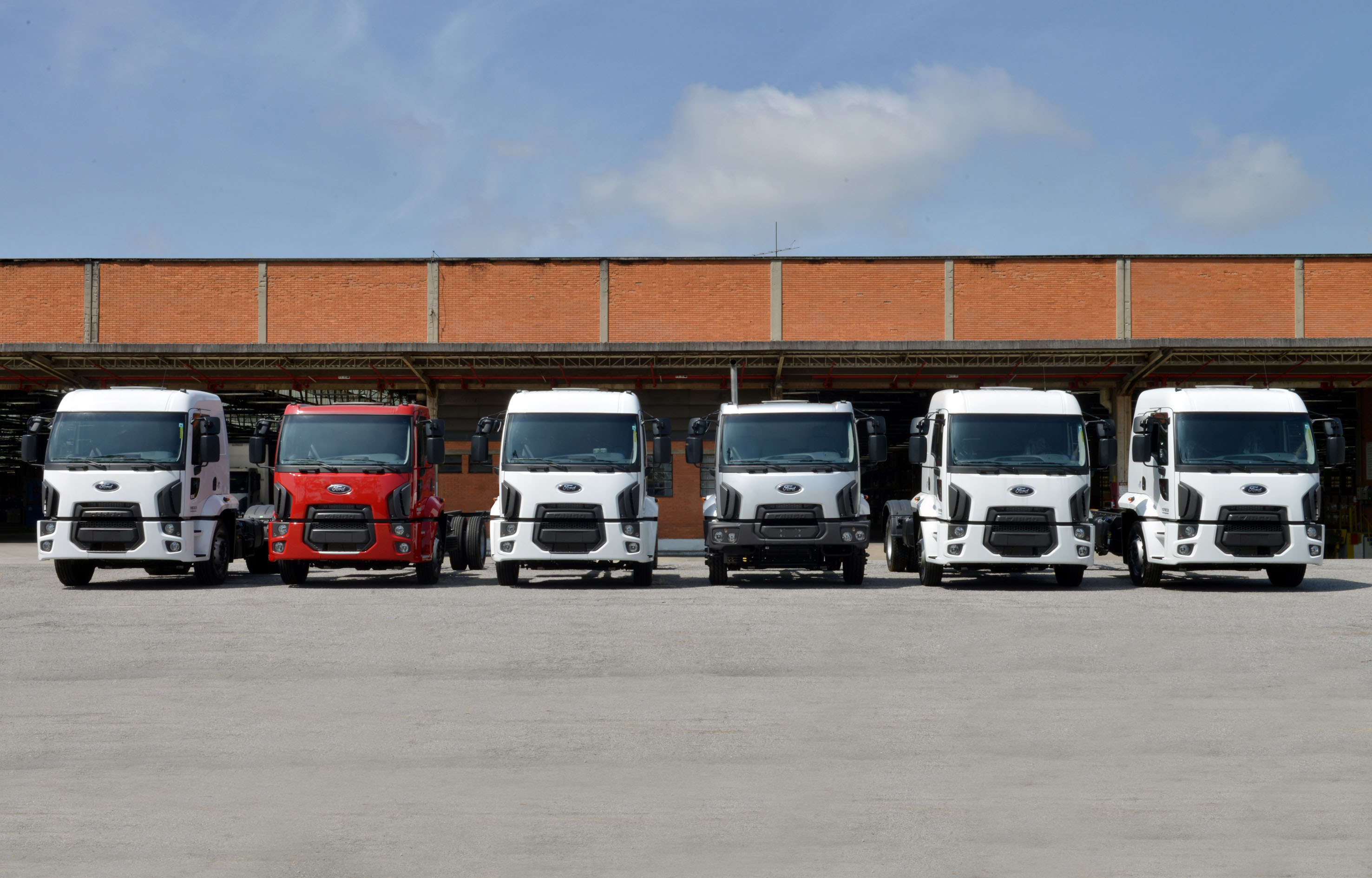 FORD LANÇA NO BRASIL SEIS NOVOS CAMINHÕES DA LINHA 2017 DE MÉDIOS E ...